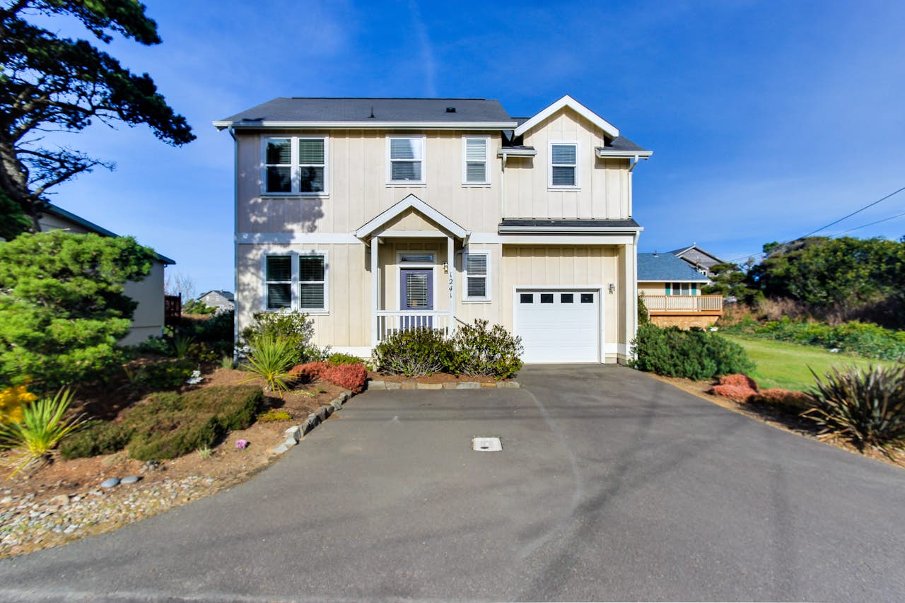 The Yellow Rose House | 3 Bed Lincoln City, OR House | Vacasa