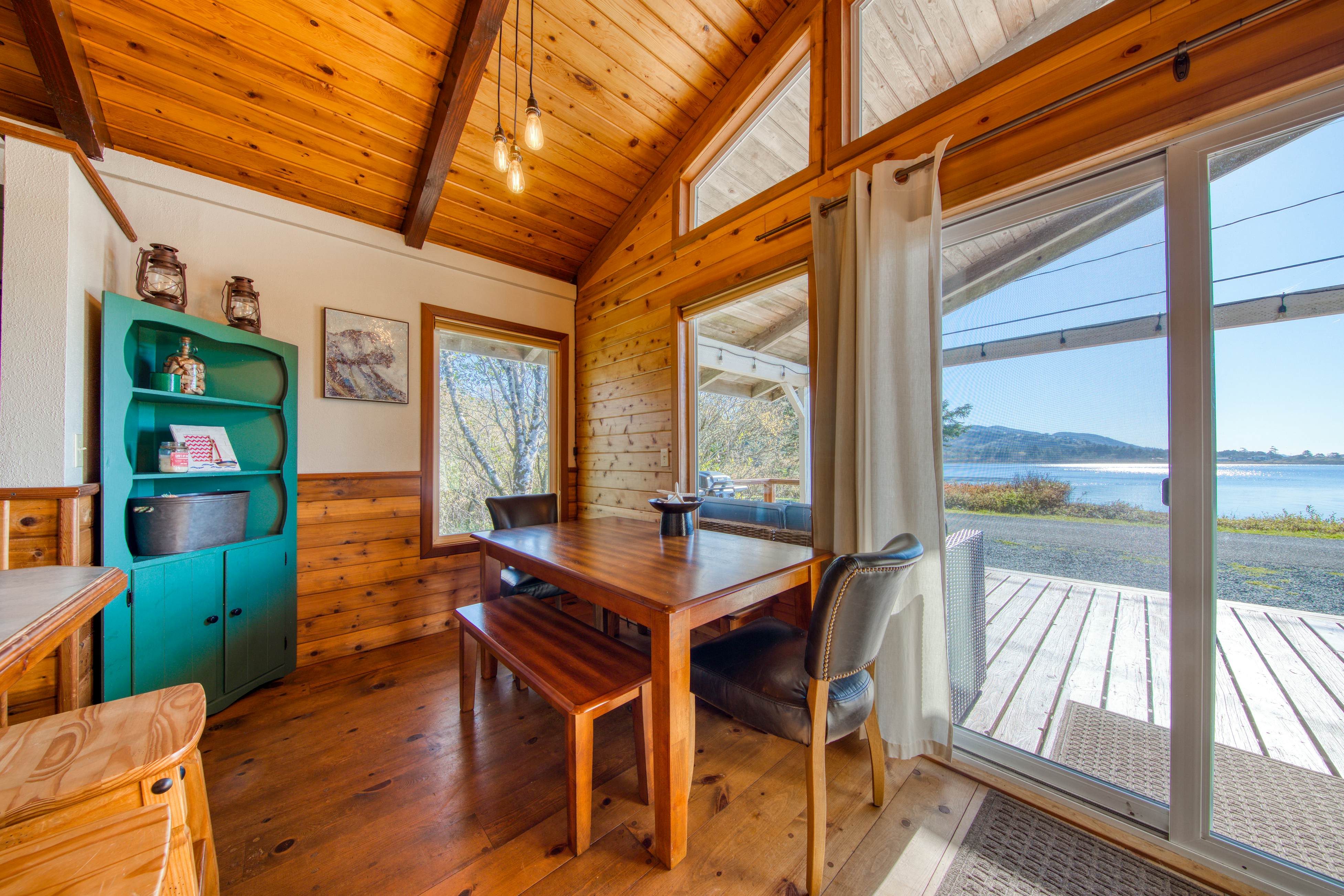 Lake Lytle Lookout | 2 BD Rockaway Beach, OR Vacation Rental | Vacasa