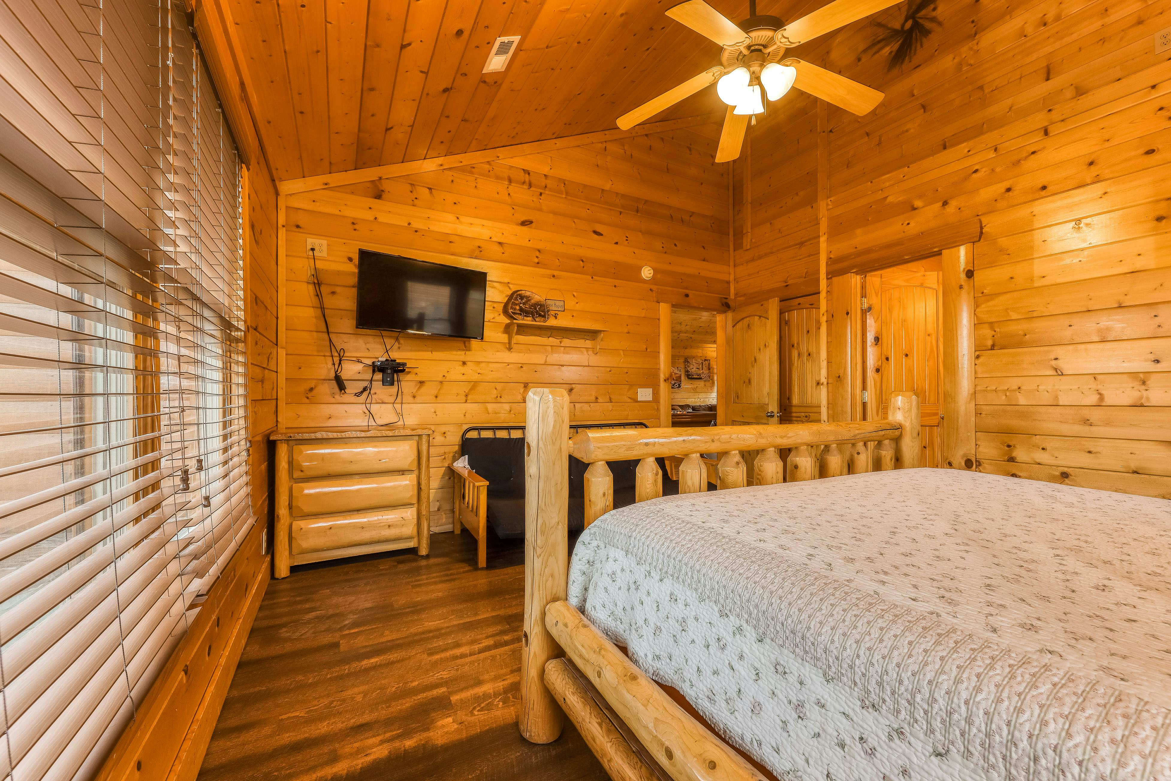 Black Bear Ridge Resort: Valhalla Manor | 12 BD Pigeon Forge, TN ...