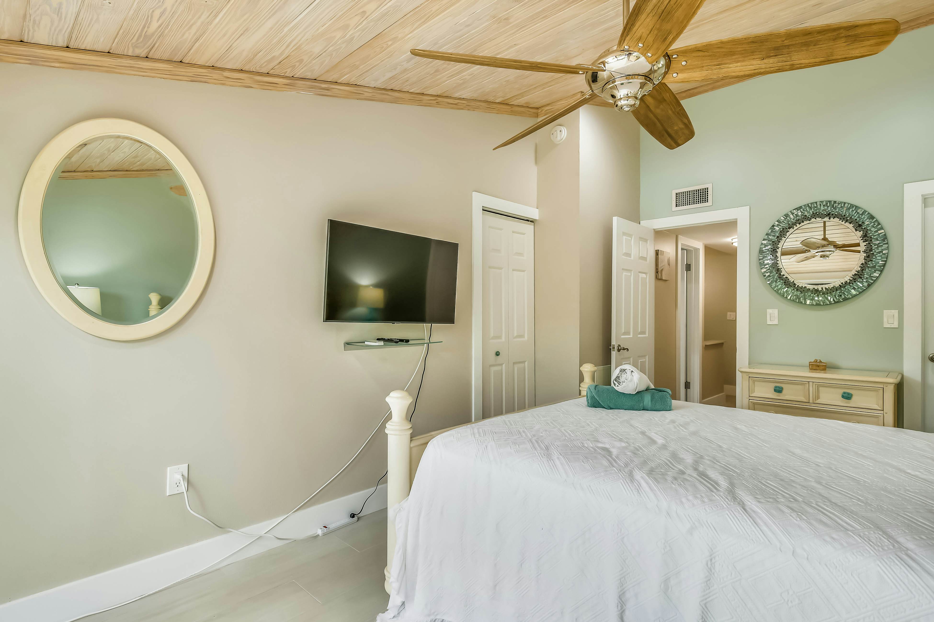 Executive Bay Club Condo M-1 | 2 BD Islamorada, FL Vacation Rental | Vacasa