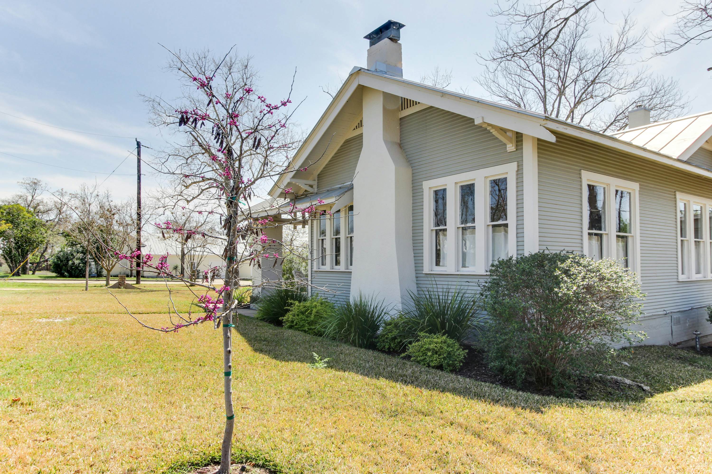 Travis Street: Travis House | 2 BD Fredericksburg, TX Vacation Rental ...