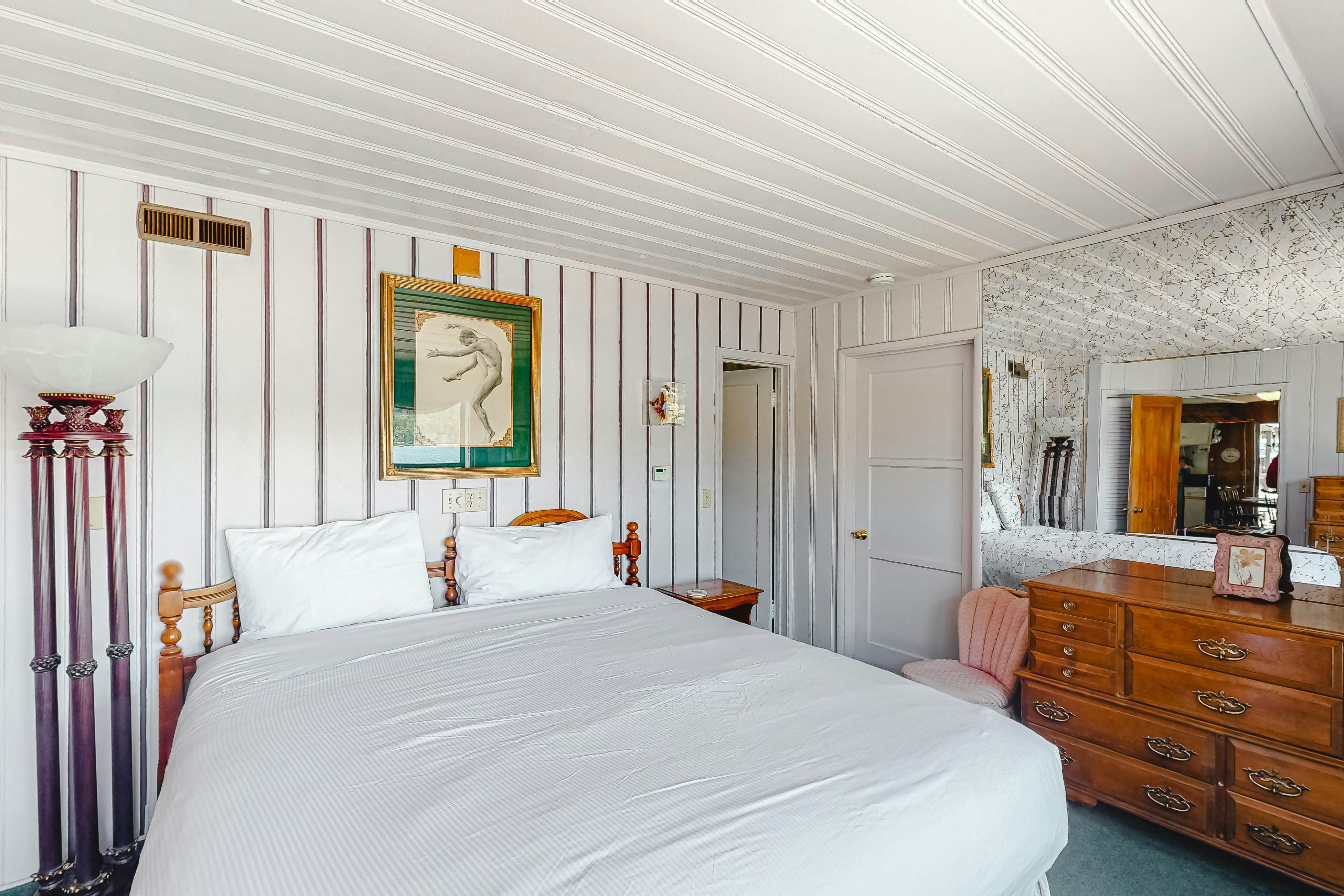 Paha Lakefront | 4 BD Bass Lake, CA Vacation Rental | Vacasa