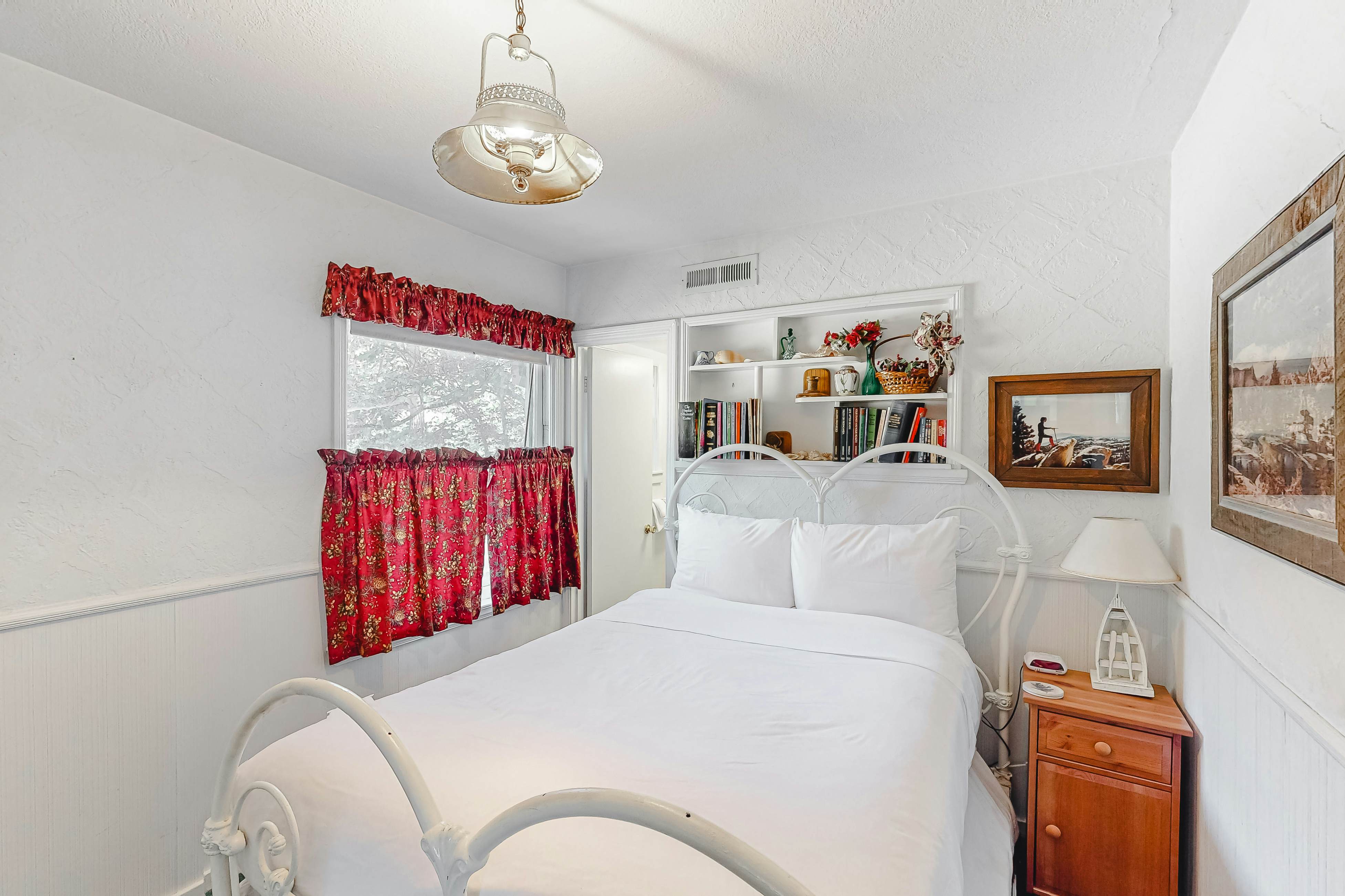 Paha Lakefront | 4 BD Bass Lake, CA Vacation Rental | Vacasa