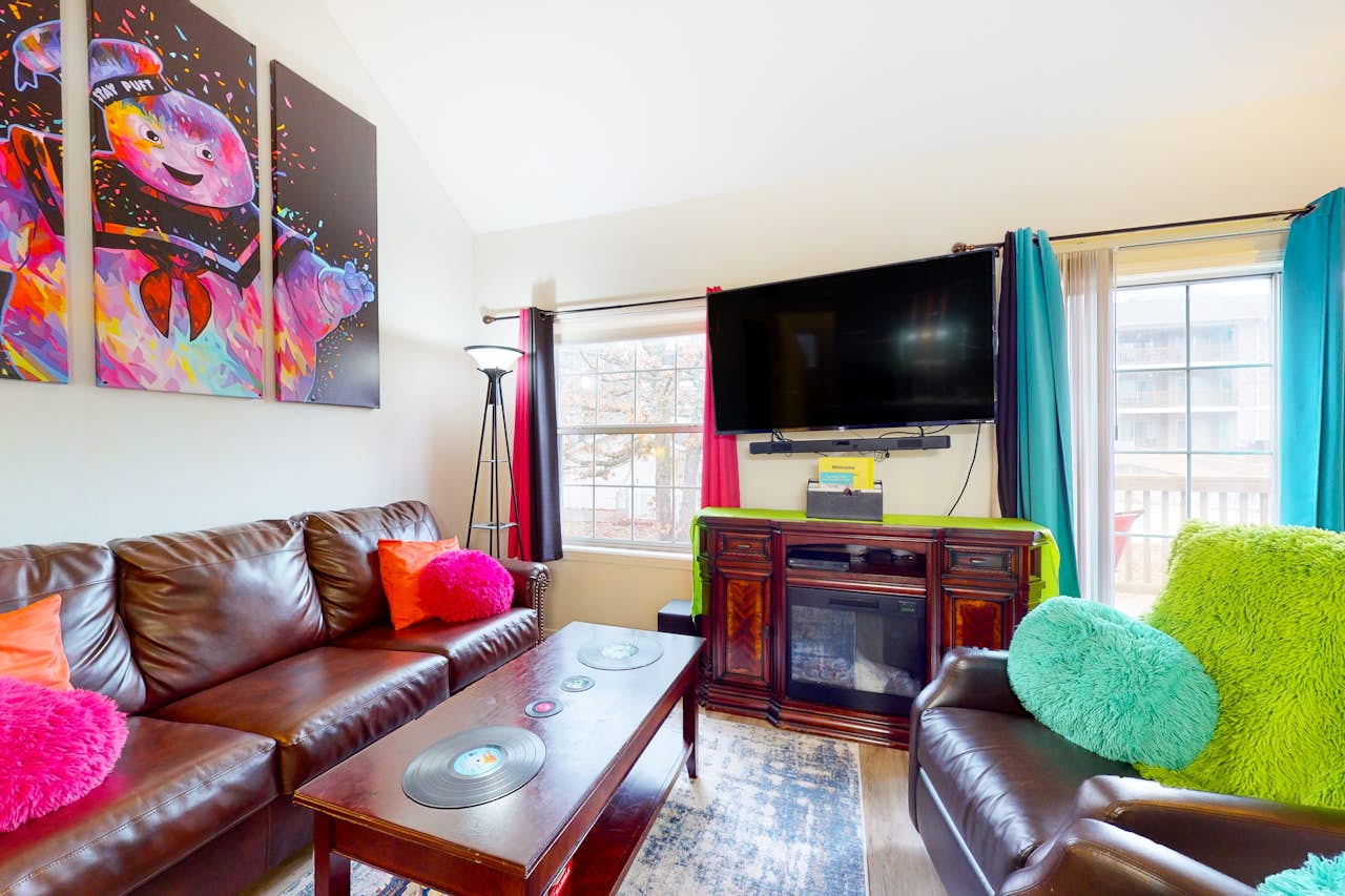 Retro Color Retreat | 2 BD Branson, MO Vacation Rental | Vacasa
