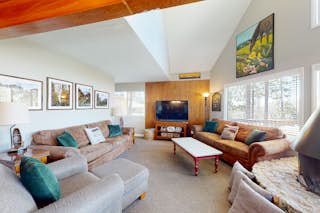 Bass Lake Lodge | 7 Bed Bass Lake, CA Cabin | Vacasa