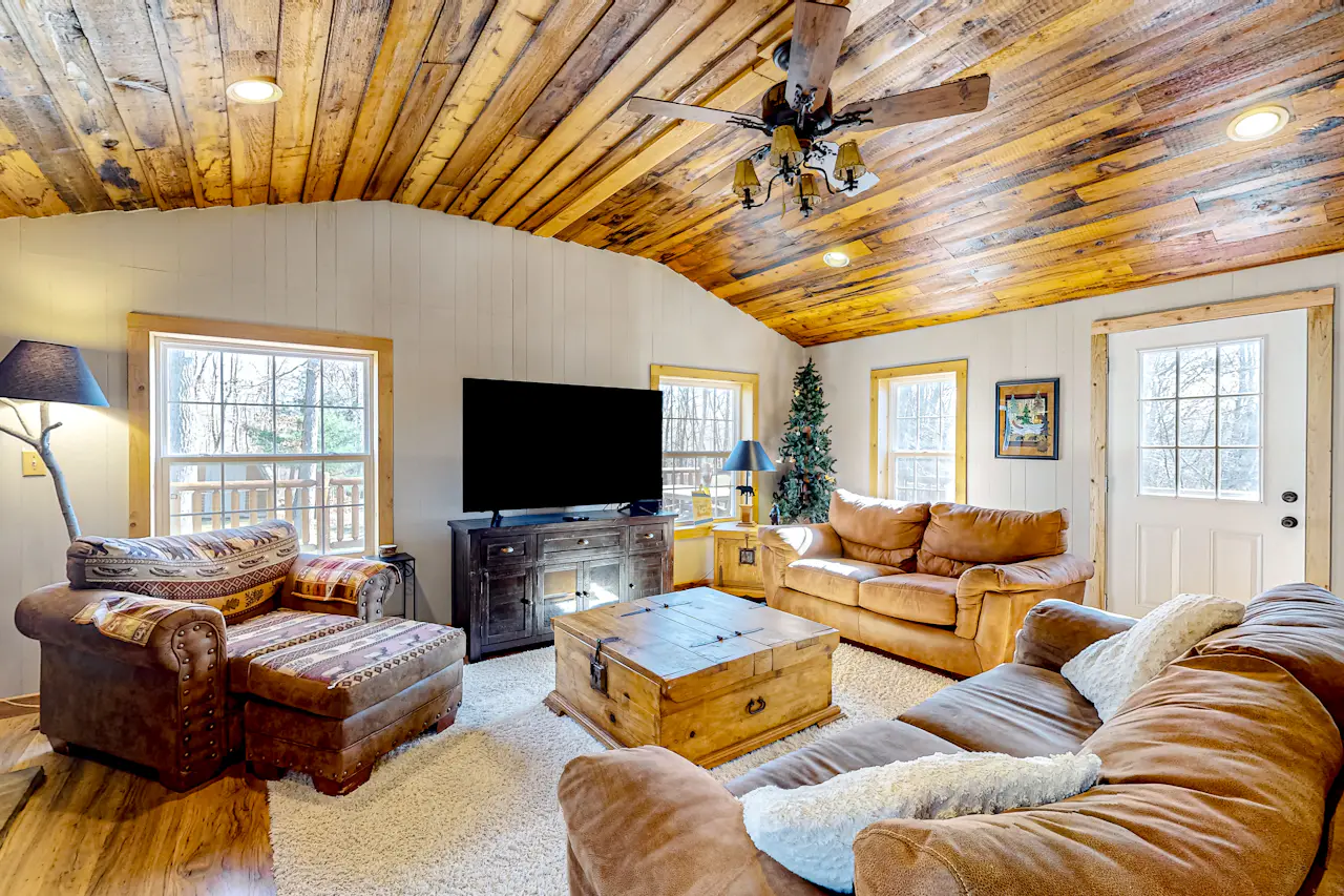 Pine Woods Cabin | 4 Bed McHenry, MD Cabin | Vacasa