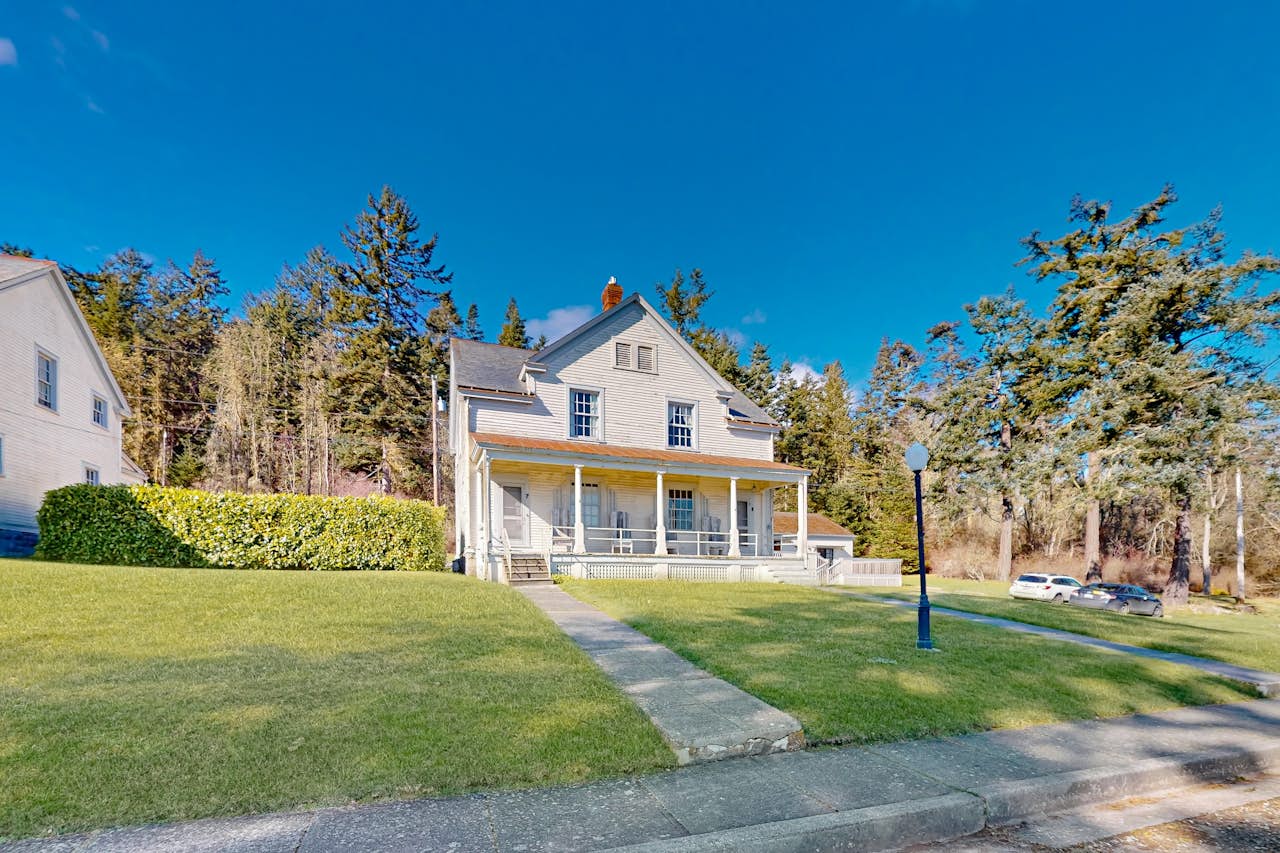 Fort Casey Inn Cottage 7 | 2 BD Coupeville, WA Vacation Rental | Vacasa