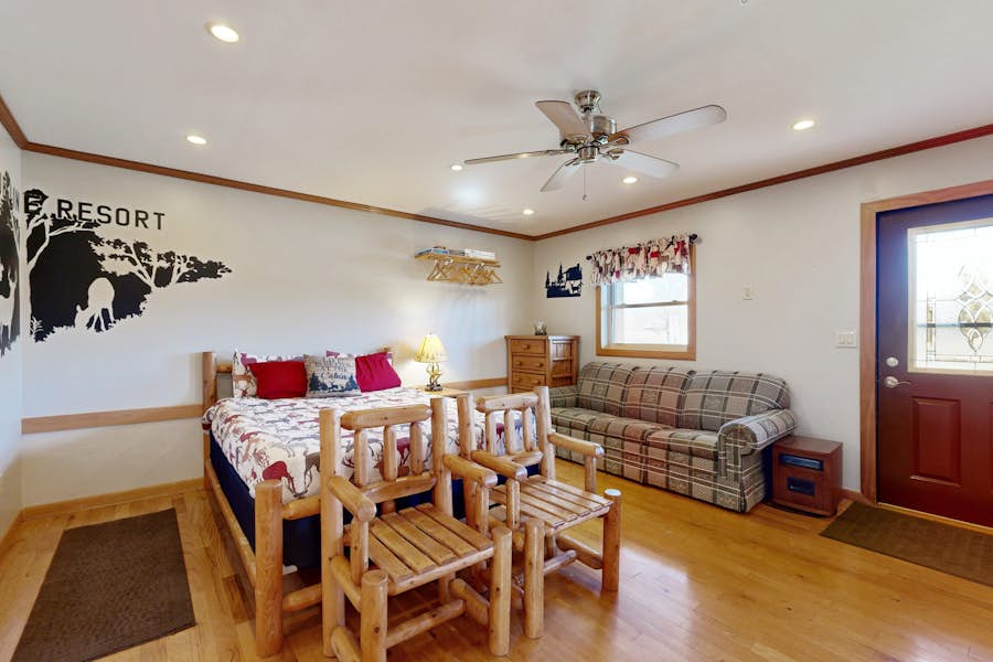 Blue Line Resort -All 3 Cabins | 2 Bed Murphysboro, IL Cabin | Vacasa