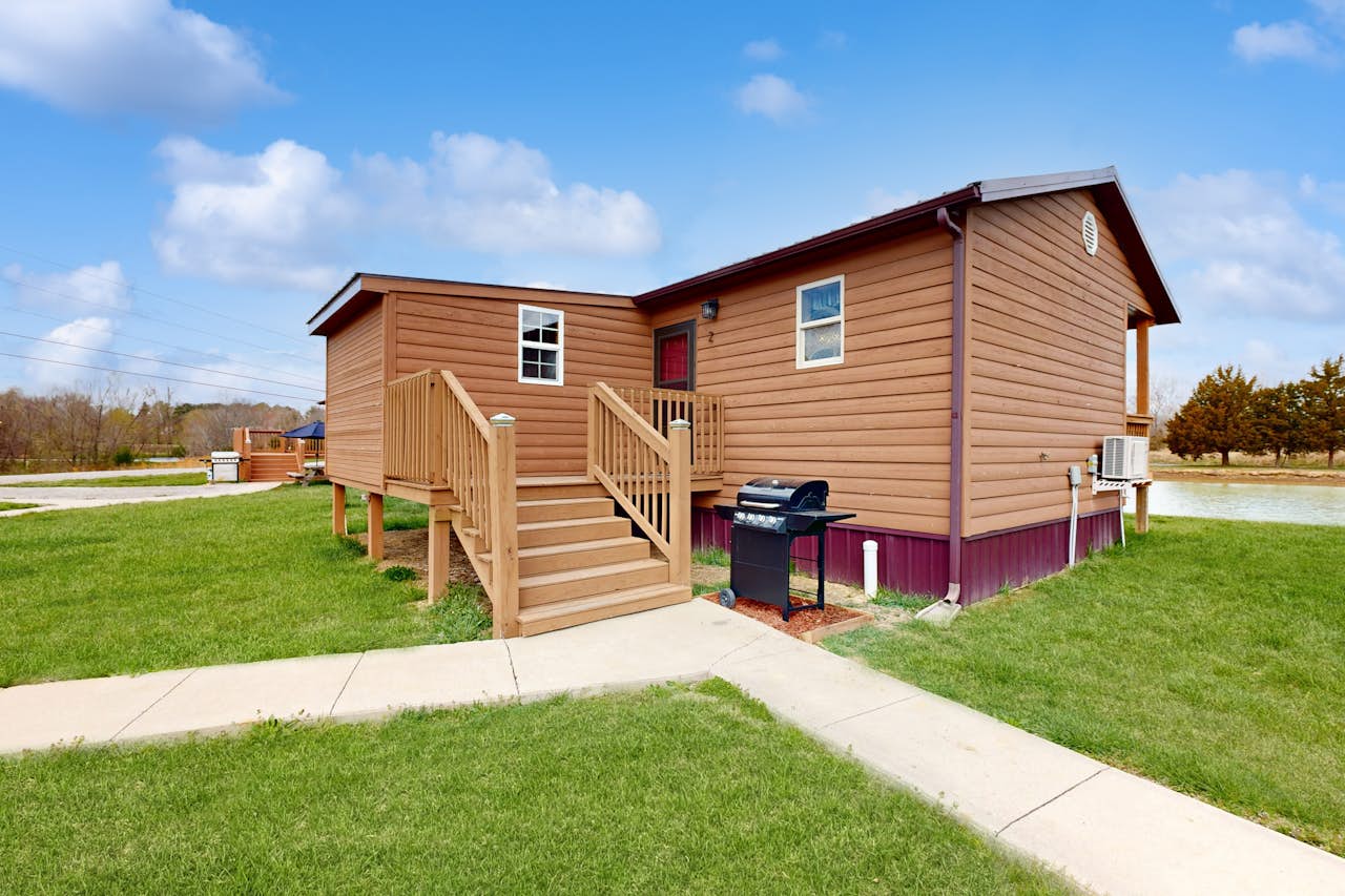 Blue Line Resort Cabin #2 | 1 Bed Murphysboro, IL Cabin | Vacasa