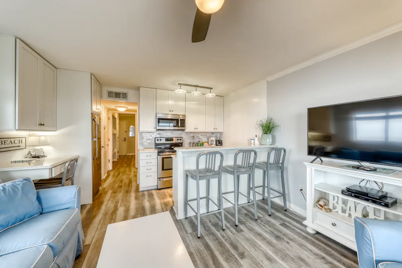 Oceanfront corner condo w/ spectacular view & shared pool/fishing pier ...