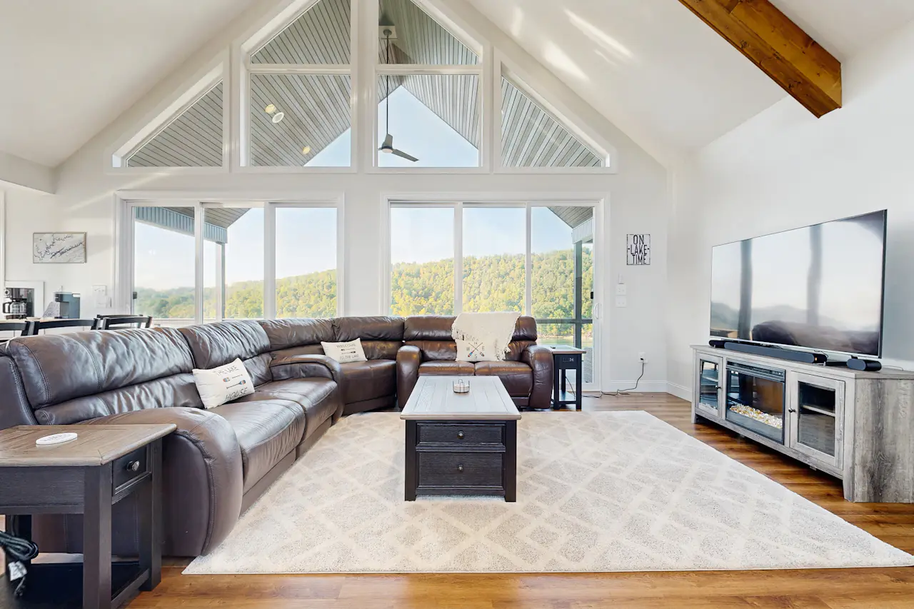 Lakeside Chalet Nr Deerfield Res, Sleeps 10, Games | 4 Bed LaFollette ...