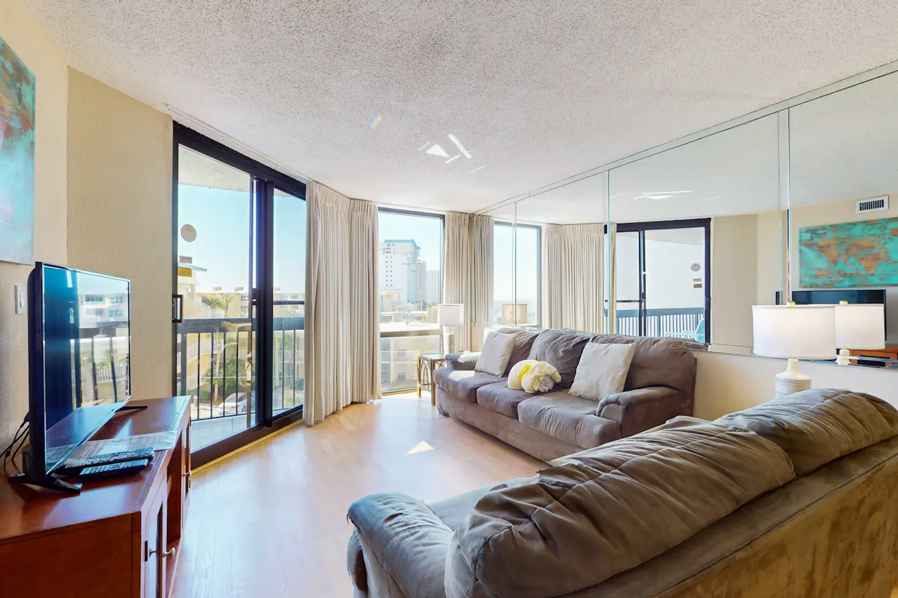4th floor cozy condo w/multiple pools, splash pad, and on-site ...