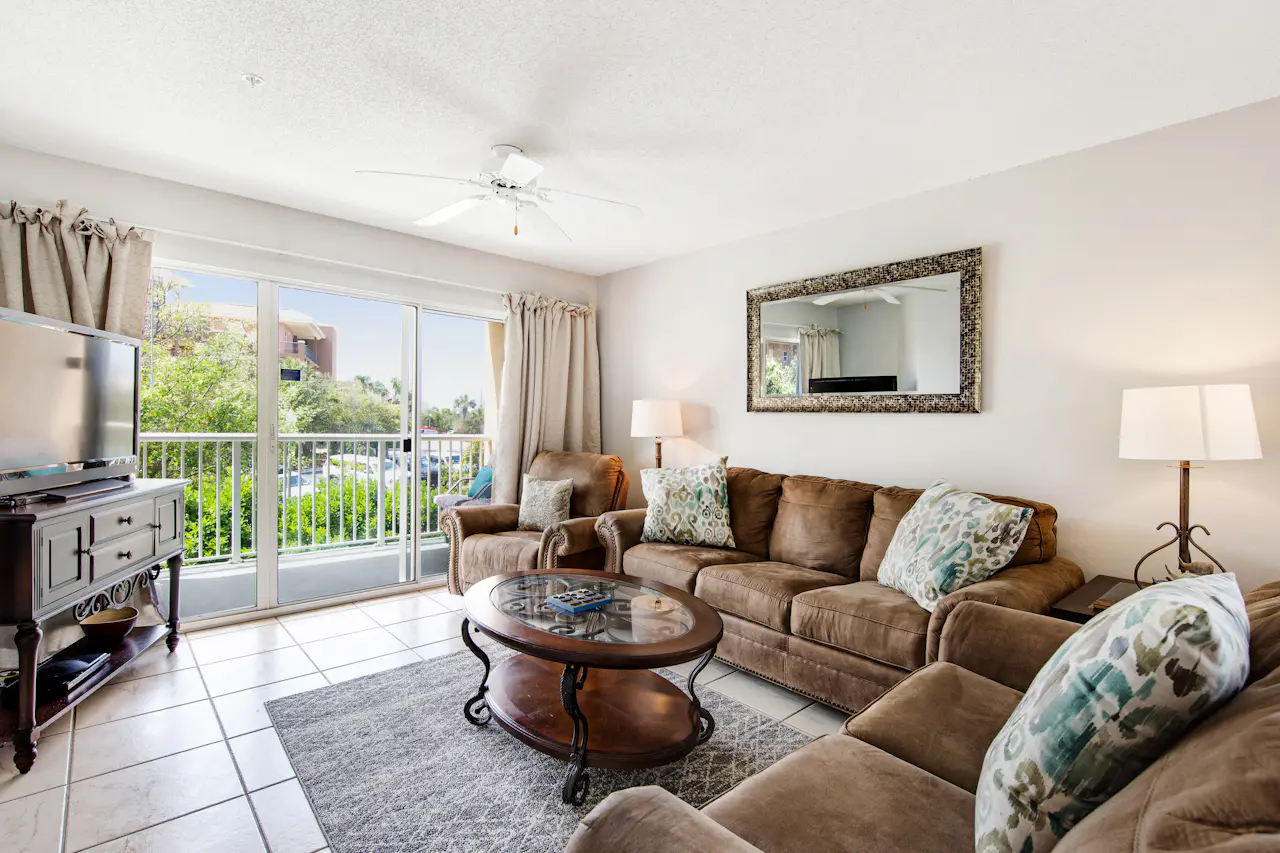 Beautiful condo with easy beach access, pool, tennis, courtyard view ...
